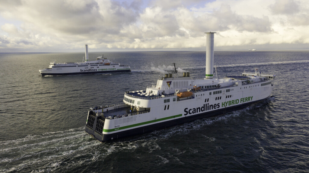 Scandlines mit größtem Segelschiff während der Hanse Sail - Dänemark ...